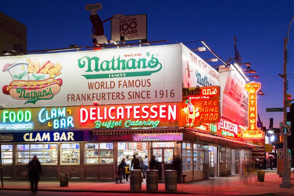 The 20 Most Iconic Signs in the United States - Travelmag