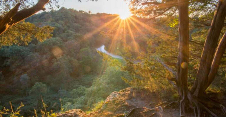 This Hidden Iowa Trail Leads To Caves, Cliffs, And One Stunning Canyon View